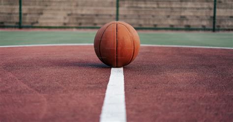 농구 코트 위에 앉아 있는 농구공 사진 Unsplash의 농구 공 이미지