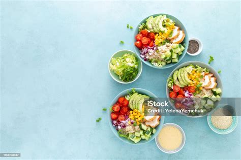 런치 그릇에 구운 야채 고기 쌀과 아보카도 오이 옥수수 토마토와 양파의 신선한 샐러드 건강한 생활방식에 대한 스톡 사진 및 기타 이미지 Istock