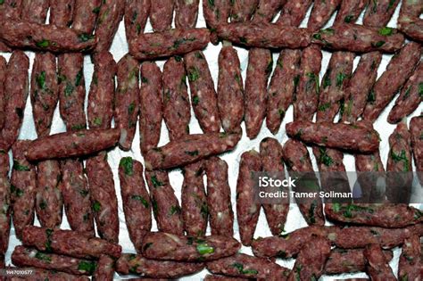 케밥 스타일의 쿠프타 다진 양고기 양고기 송아지 고기 또는 쇠고기의 일종인 Shish Kofta 또는 허브 파슬리 민트와 혼합하고 오븐에서 굽거나 바베큐 바로 요리할 수