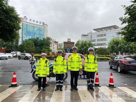 昭阳区多部门冒雨在岗 暖心服务为高考保驾护航 考点 考生 交通