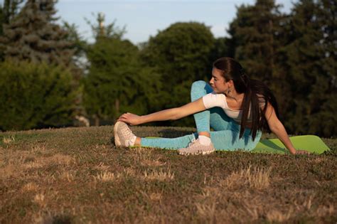 화려한 맞는 여자 스포츠 의류를 입고 일몰에 공원에서 스트레칭 운동을하 고 빈 공간 20 24세에 대한 스톡 사진 및 기타 이미지 20 24세 가냘픈 건강한 생활방식