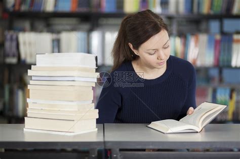 在图书馆看书的高清图片下载 正版图片503384722 摄图网