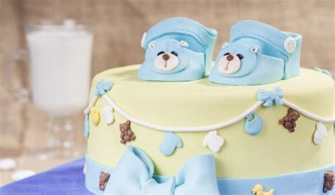 Приготвянето на торти с покритие от захарен фондан неслучайно се смята за висш пилотаж в кухнята