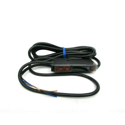 New In Box Omron E3x Da11 N E3xda11n Photoelectric Switch One Year