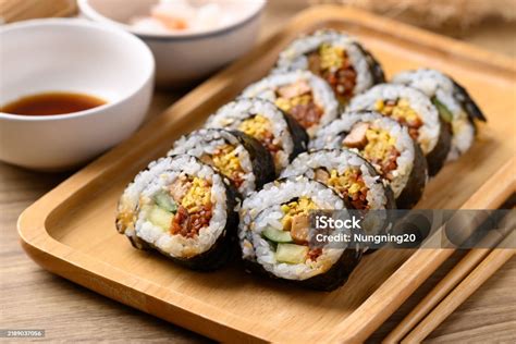 김밥 또는 김밥 야채 고기 달걀을 곁들인 밥으로 만들고 말린 김으로 싼 한국 음식 0명에 대한 스톡 사진 및 기타 이미지 0명 건강한 식생활 고기 Istock