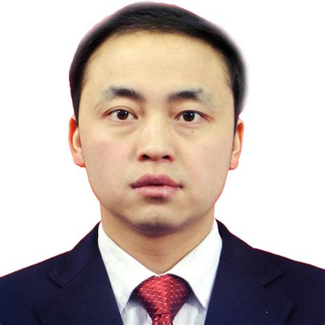 三尺讲台为阵地 两袖清风铸师魂坚守