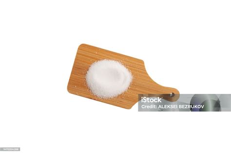 흰색 배경에 격리된 나무 판에 이소말트 또는 이소말티톨 분말 더미 식품 첨가물 E963 감미료 식품 산업에서 사용되는 설탕 대체물 제과 성분 0명에 대한 스톡 사진 및 기타