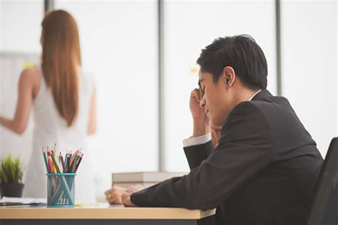 성공적인 비즈니스 젊은 여성이 회의실에서 고객에 게 프레젠테이션을 제공 하는 두통 비즈니스 코치 화이트 보드에 대 한 결과를 설명 하는 작업에 대 한 팀 리더 보고를 직원에