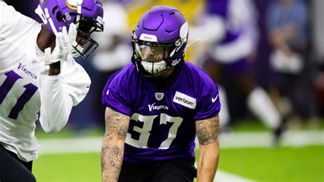 2 Minute Drill Get To Know Vikings Safety Derron Smith