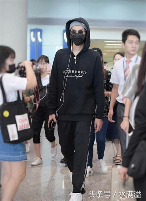 吳亦凡一身黑系運動裝現身機場 全副武裝酷勁十足 每日頭條