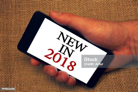 새로운 2018에에서 텍스트를 작성 하는 단어 곧 올해 해상도 광고 새로운 제품 사양 소유자 보류 스마트폰 흰색 화면 메시지 응용 프로그램 의도 들고에 대 한 비즈니스 개념