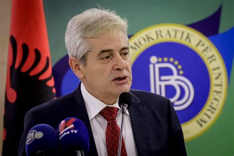 Ахмети до Силјановска Давкова За 2001 ва сум бил борец за слобода а не платеник или дезертер