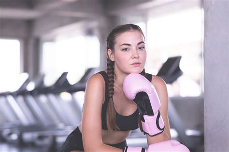 현대적인 체육관에서 밖으로 일 하는 젊은 여자를 폐쇄 태양 플레어 효과와 장비에 반영 건강한 생활방식에 대한 스톡 사진 및 기타 이미지 건강한 생활방식 근육질 체격