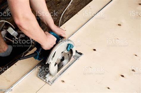 원형 톱으로 합판을 톱으로 톱 홈 수리 손 도구 남자는 장비를 보유하고 있습니다 빌드 프로세스 목공 안전 엔지니어링 장갑없이 공간을 복사합니다 실내 절단 재료 렌탈 기기
