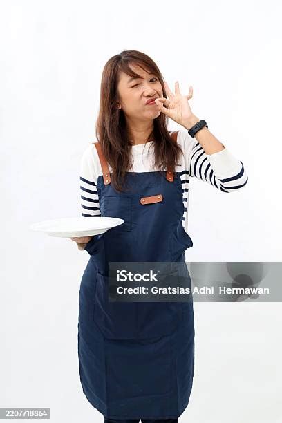 요리 요리와 사람 개념행복 미소 아시아 여자 앞치마를 입고 빈 접시를 들고 흰색 배경 위에 맛있는 기호를 표시 35 39세에 대한 스톡 사진 및 기타 이미지 Istock