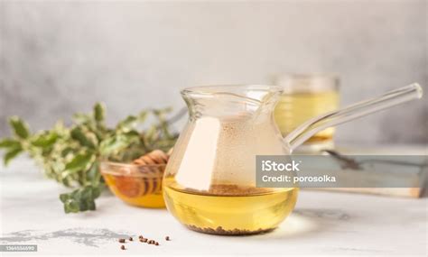 꿀 밝은 회색 배경과 메밀 차와 과립 건강한 메밀 차 쿠 차오 씨앗 건강한 음식 0명에 대한 스톡 사진 및 기타 이미지 0명 Washoku 건강관리와 의술 Istock