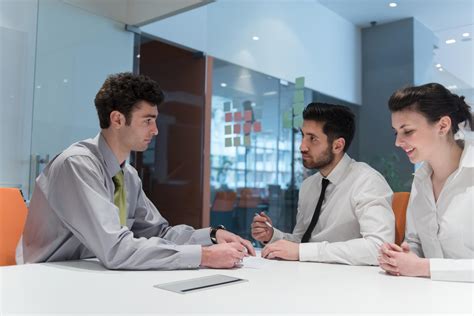 Jovem Casal Assinando Documentos De Contrato Nas Costas Dos Parceiros