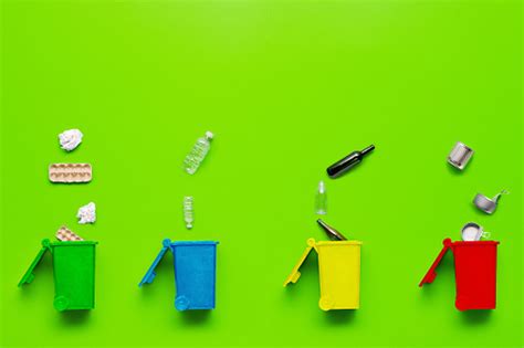 별도의 가비지 수집 쓰레기통 금속 및 종이 플라스틱 및 유리 복사 공간이있는 녹색 배경에 평평한 누워 산업에 대한 스톡 사진 및 기타 이미지 Istock