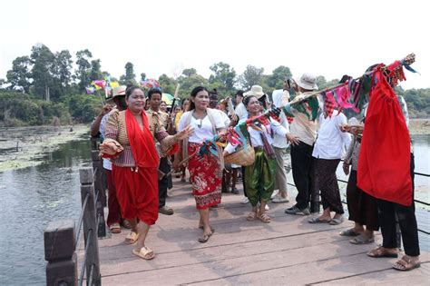 អ្នកស្រុកអង្គរធំប្រារព្ធពិធីសុំទឹកភ្លៀងនៅប្រាសាទនាគព័ន្ធ យ៉ាងអធិកអធមដោយមានអ្នកចូលរួមច្រើនកុះករ