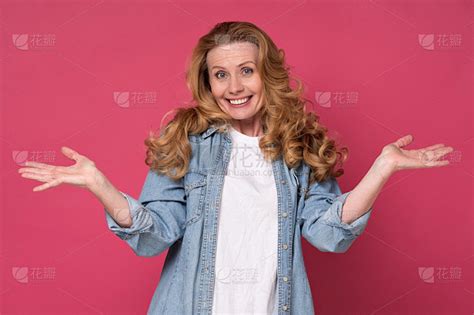 一个戴着眼镜，穿着休闲衣服的白人妇女耸了耸肩膀。