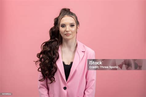 매력적인 사업가 친화적 인 미소 책임감 팔을 교차 재킷 착용 분홍색 배경에 고립 된 초상화 여자에 대한 스톡 사진 및 기타 이미지 Istock