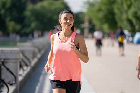 가 스포츠를 실행 하 고 피트 니스와 건강 한 라이프 스타일 개념에 나무와 노란 잎 도시 공원에 야외 운동 조깅에 훈련에서 젊은 매력과 행복 주자 여자 건강한 생활방식에