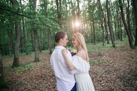 Pareja Joven En Bosque Foto Premium