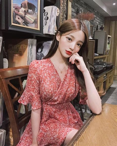 ในภาพอาจจะมี 1 คน Moda Koreana Moda