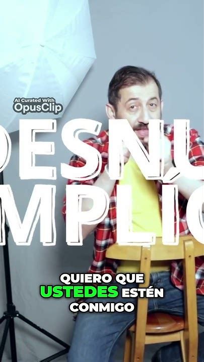 Sesión De Fotografía De Desnudo Implícito Detrás De Cámara Con Modelo