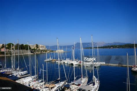 화창한 날에 코르푸 올드 포트리스 하버 지역의 계류 요트 0명에 대한 스톡 사진 및 기타 이미지 0명 계류 그리스 Istock