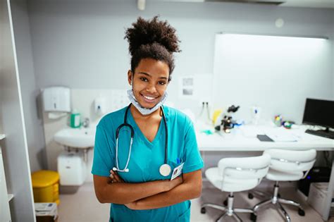젊은 아프리카계 미국인 과학자의 초상화 Stem여성 청진기 와 마스크를 가진 의사 카메라를 바라보는 마스크 20 24세에 대한 스톡 사진 및 기타 이미지 Istock