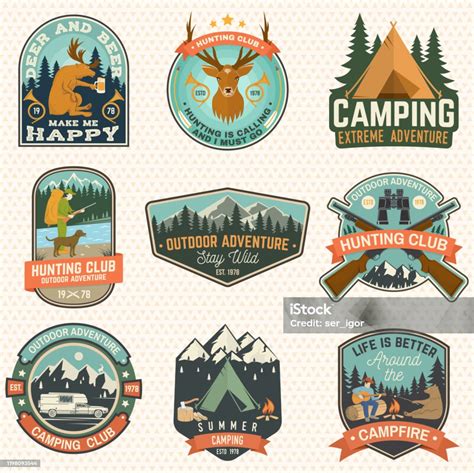 사냥 클럽 및 하이킹 클럽 배지 세트 벡터 셔츠 로고 프린트 스탬프에 대한 개념 Rv 트레일러 캠핑 텐트 멧돼지 사슴과 숲 실루엣 빈티지 디자인 맥주에 대한 스톡 벡터 아트