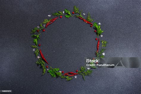 신선한 파슬리와 딜 칠리 페퍼 어두운 돌 콘크리트 배경에 바다 소금의 화환 0명에 대한 스톡 사진 및 기타 이미지 0명 National Diet Of Japan 개체