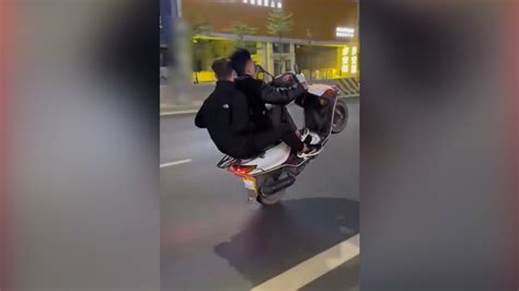 鬼火少年危险驾驶电动车交警对监护人进行谈话 所有人 澎湃新闻 The Paper