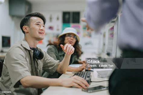 동급생 옆의 컴퓨터실 교실에서 강사에게 질문하는 아시아 중국인 성인 학생 교실에 대한 스톡 사진 및 기타 이미지 교실 컴퓨터 개인 지도 교사 Istock
