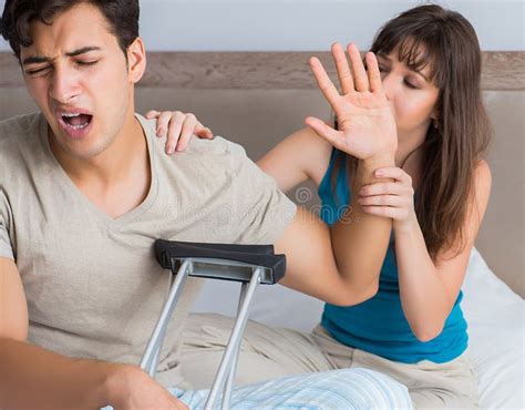 Joven Esposa Est Tratando De Seducir A Marido De Ver F Tbol Y Imagen De Archivo Imagen De