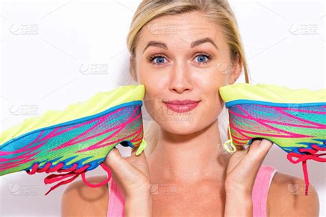 鞋子 拿着 幸福 青年女人 金色头发 女人 美国 水平画幅 蓝色