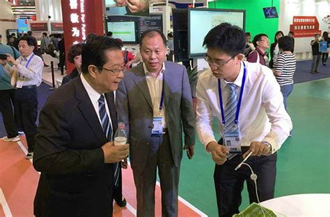 教育部副部长杜占元刘利民视察人教社展台