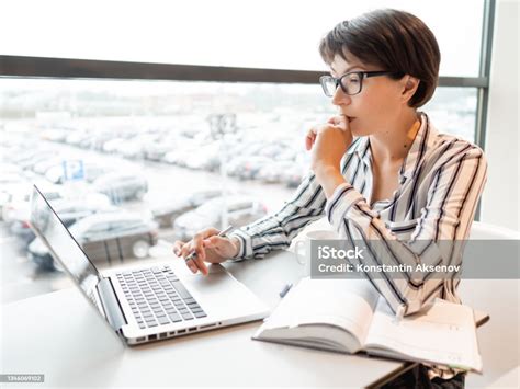 비즈니스 우먼은 공동 작업 센터에서 노트북 및 종이 주최자와 함께 일합니다 비즈니스 센터의 프리랜서를 위한 직장 사무실에 대한 스톡 사진 및 기타 이미지 Istock