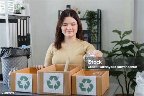 지속 가능성과 환경 인식을 높이기 위해 친환경 환경에서 재활용을 위해 플라스틱 폐기물을 수집하는 여성 Friendly House Charity에 대한 스톡 사진 및 기타