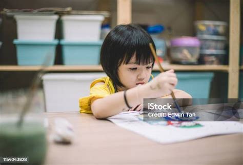 아시아 중국 젊은 여자 학생 미술 수업을 하는 동안 종이에 그림 및 채색 교실에 대한 스톡 사진 및 기타 이미지 교실 그림 그리기 소녀 Istock