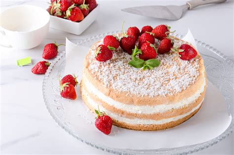 손수 만든 맛 있는 스폰지 케이크 티 타임 딸기와 비스킷 케이크 갈색에 대한 스톡 사진 및 기타 이미지 갈색 과일 그릇