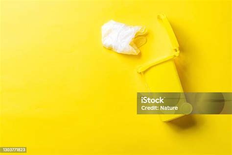 쓰레기 재활용 쓰레기 쓰레기를 폐기하고 환경을 절약하기 위해 용기를 보관하십시오 노란색 배경에 고립 된 플라스틱 쓰레기를 재활용하기위한 황색 쓰레기통 0명에 대한 스톡 사진