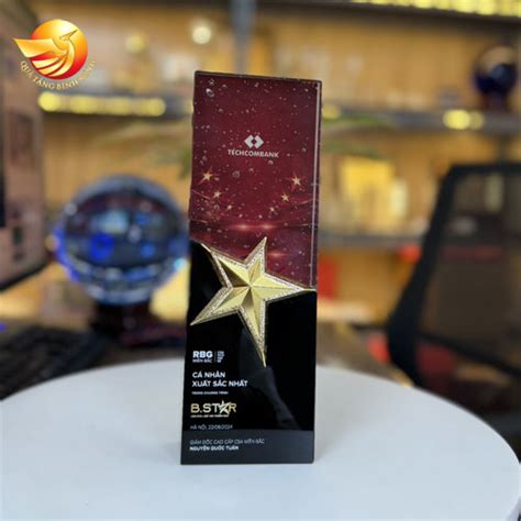 Cúp vinh danh nhân viên tại Techcombank