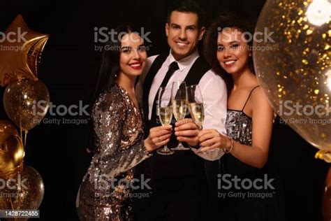 검은 배경으로 새해를 축하하는 스파클링 와인 잔을 가진 행복한 친구 12월에 대한 스톡 사진 및 기타 이미지 12월 12월 31일 20 24세 Istock