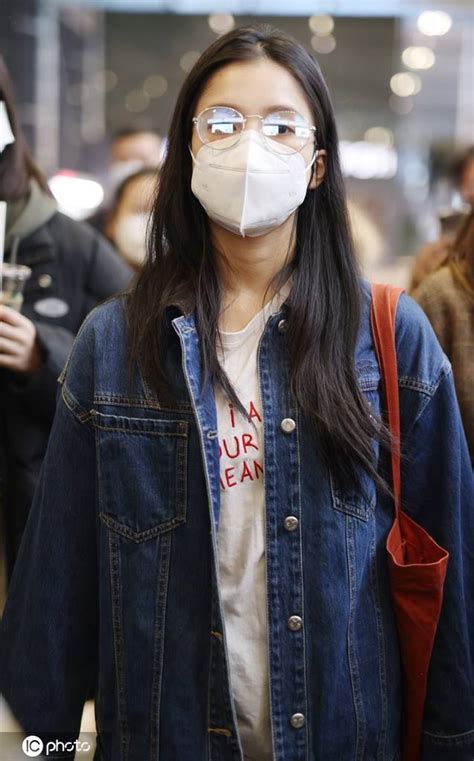 张婧仪现身上海机场 身穿牛仔外套帅气潇洒 搜狐大视野 搜狐新闻