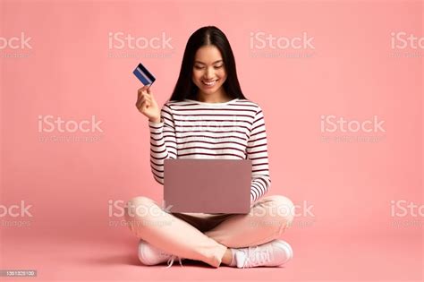 온라인 쇼핑 아름다운 젊은 아시아 여자 사용 노트북 과 신용 카드 온라인 쇼핑에 대한 스톡 사진 및 기타 이미지 온라인 쇼핑 신용 카드 여자 Istock
