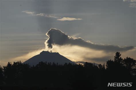 화산재와 증기 분출하는 코토팍시 화산 네이트 뉴스