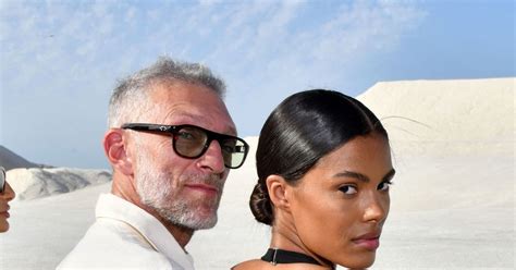Vincent Cassel Et Sa Femme Tina Kunakey Durant Le Défilé Le Papier La