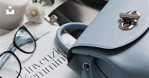 회색 가죽 핸드백 안경과 책 옆 사진 Unsplash의 무료 유행 이미지